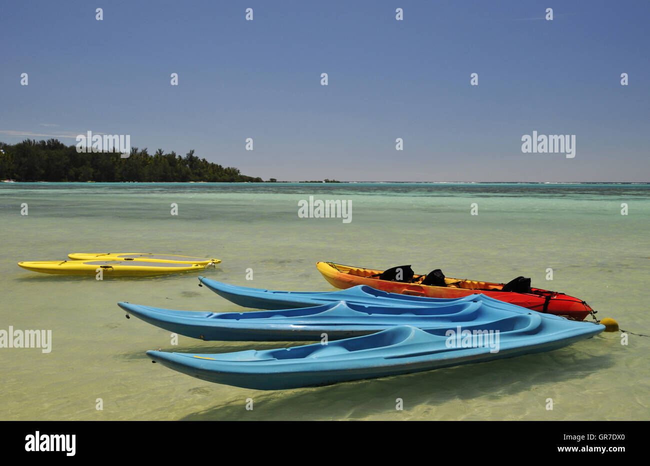 Ships and kayaks hi-res stock photography and images - Alamy