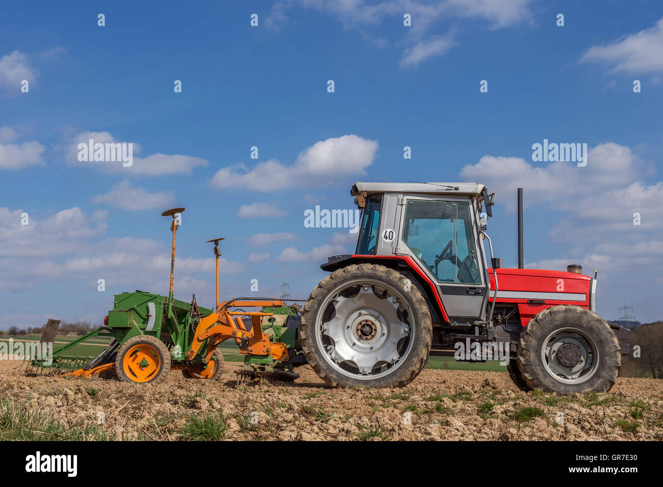 Machine seed sow field hi-res stock photography and images - Alamy