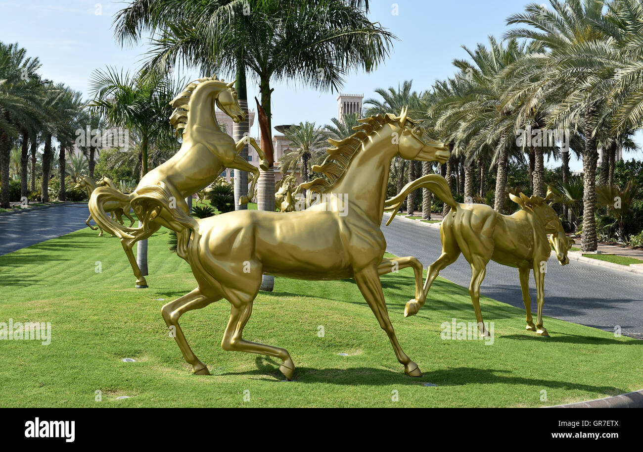 Horse sculpture dubai hi-res stock photography and images - Alamy