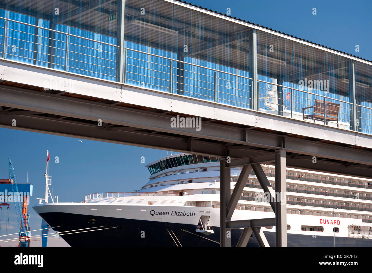 Queen elizabeth first class hi-res stock photography and images - Alamy