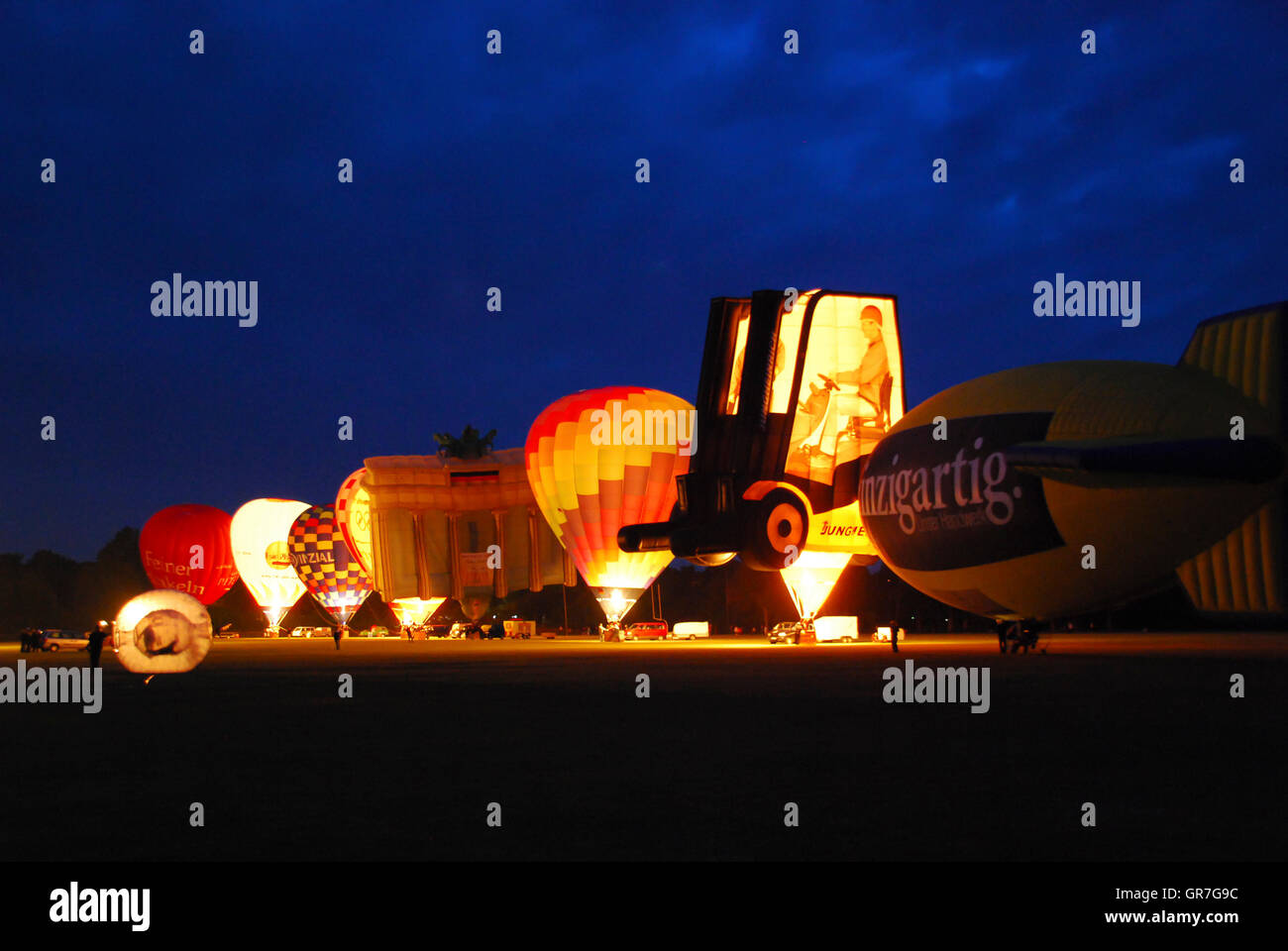 Air balloons night glow hi-res stock photography and images - Alamy