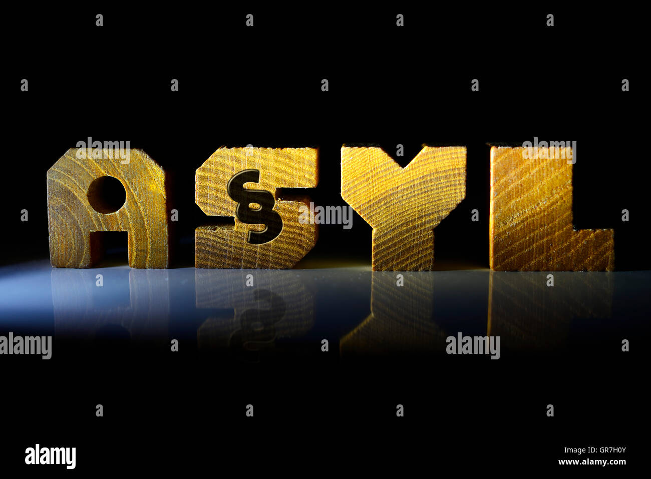 Sign wooden letters hi-res stock photography and images - Alamy