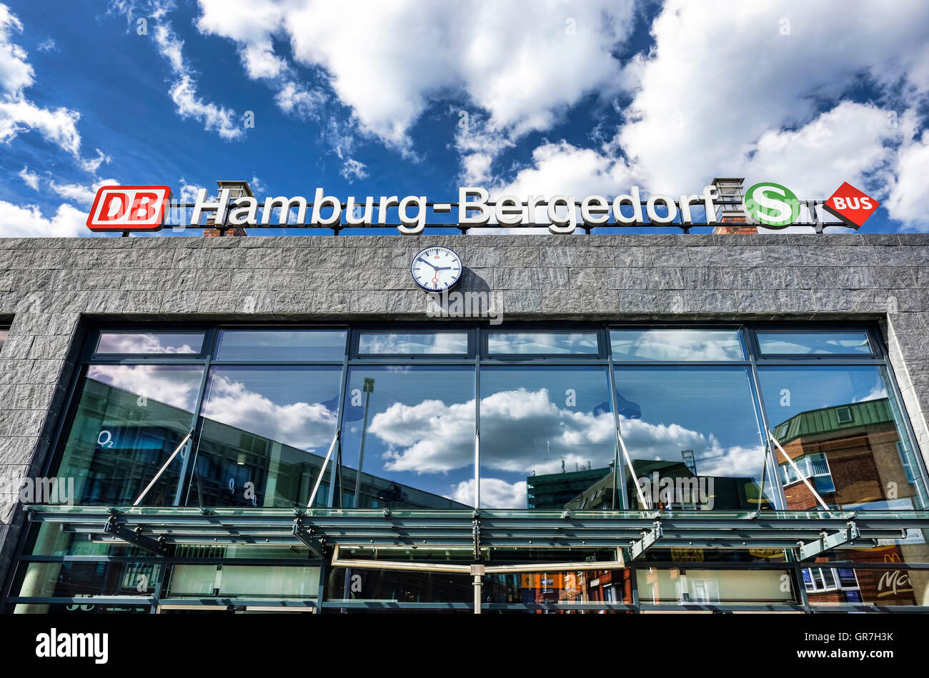 Bus station in europe hi-res stock photography and images - Alamy