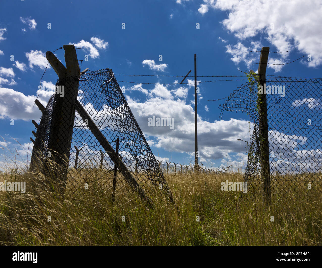 Hole in chain link fence hi-res stock photography and images - Alamy