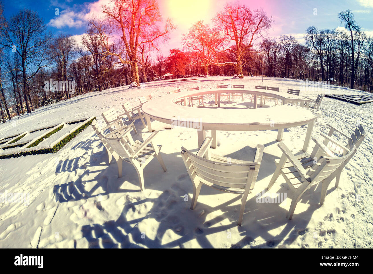 The round table sun beam hi-res stock photography and images - Alamy