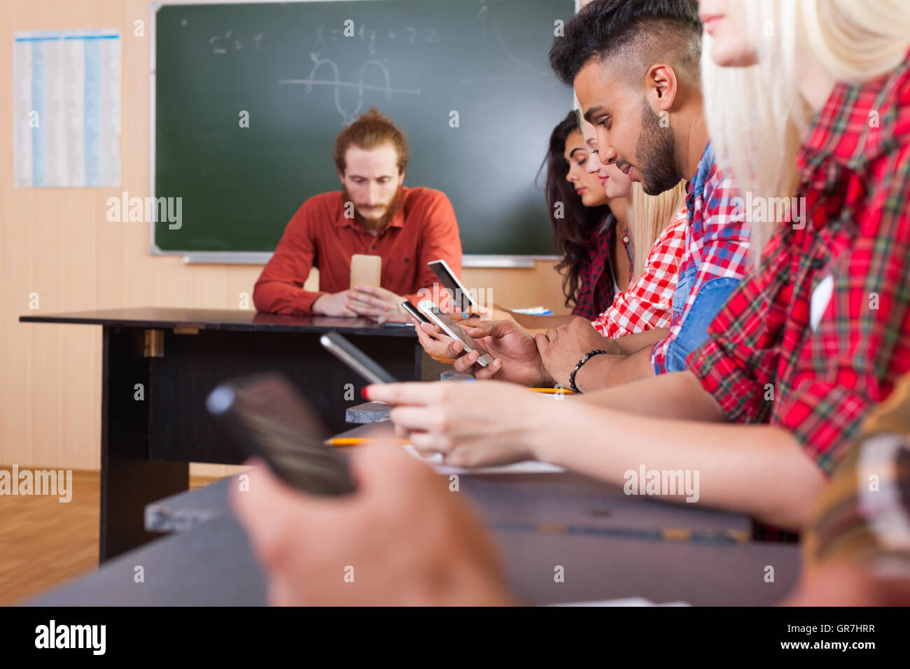 Cell phone school classroom hi-res stock photography and images - Alamy