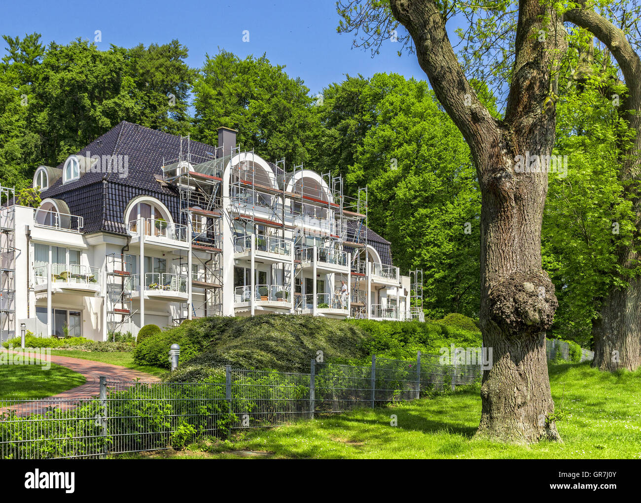 Facade condominium trees plants hi-res stock photography and images - Alamy