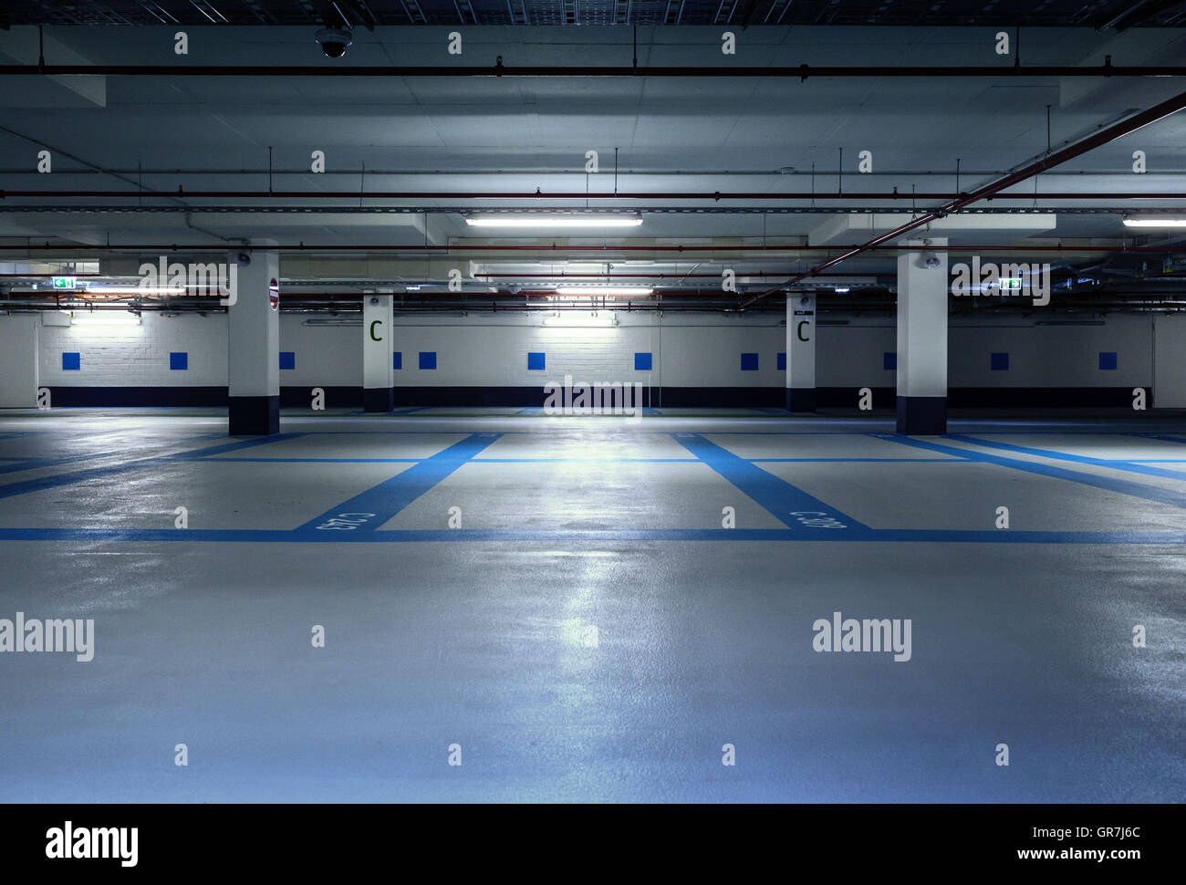 Underground parking signs hi-res stock photography and images - Alamy