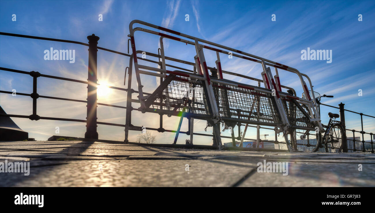 Lattice barrier hi-res stock photography and images - Alamy