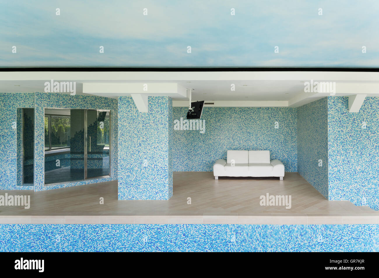 Empty swimming pool hi-res stock photography and images - Alamy