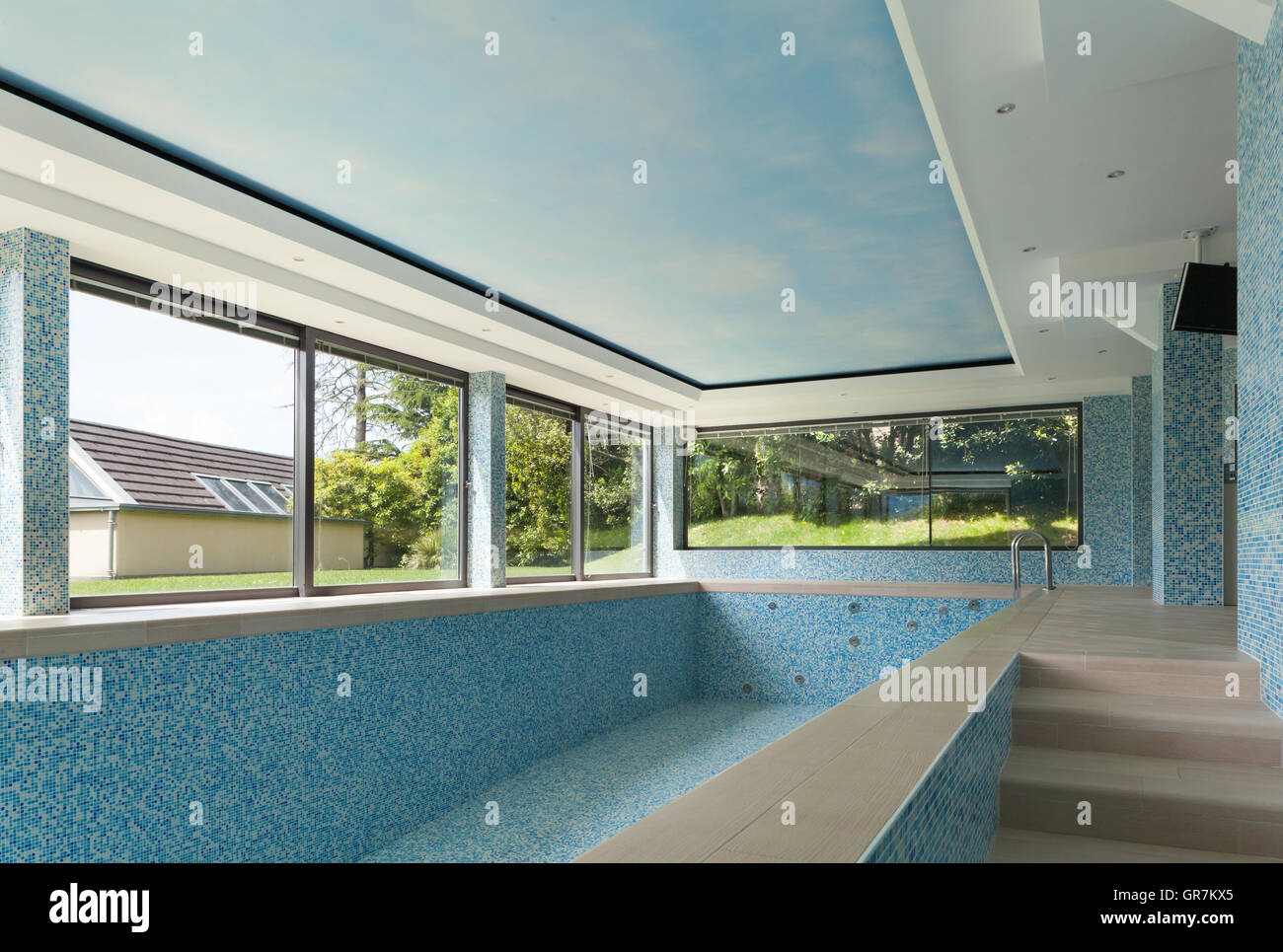 Empty pool hi-res stock photography and images - Alamy