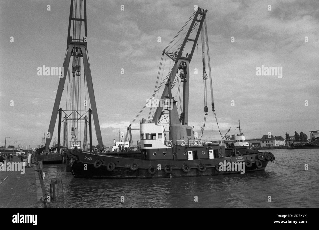 Floating crane hi-res stock photography and images - Alamy