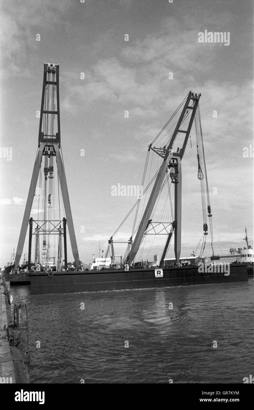 Floating crane hi-res stock photography and images - Alamy