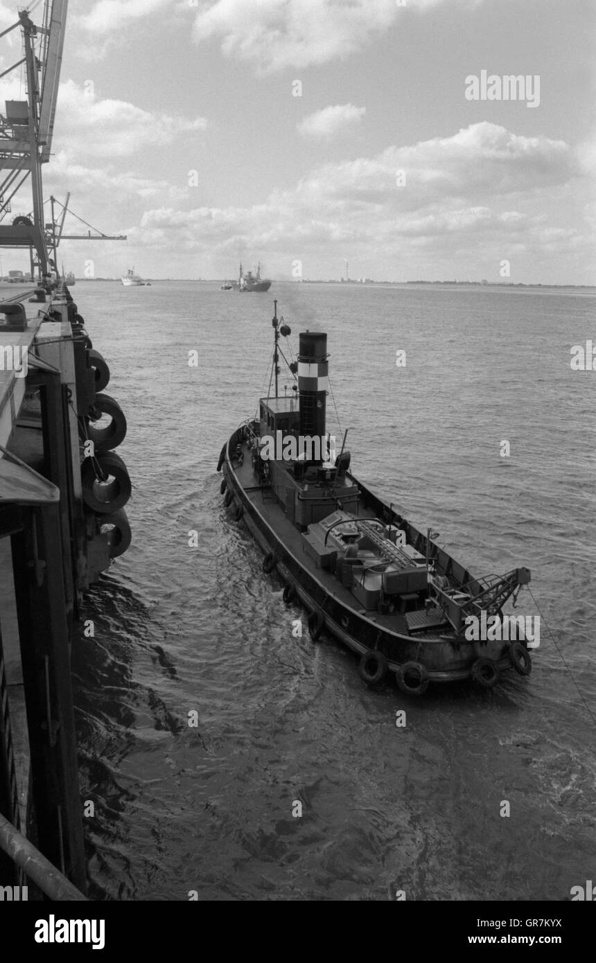 Garbage ship hi-res stock photography and images - Alamy