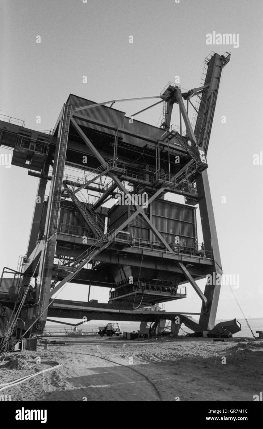 Ship boat crane damage hi-res stock photography and images - Alamy