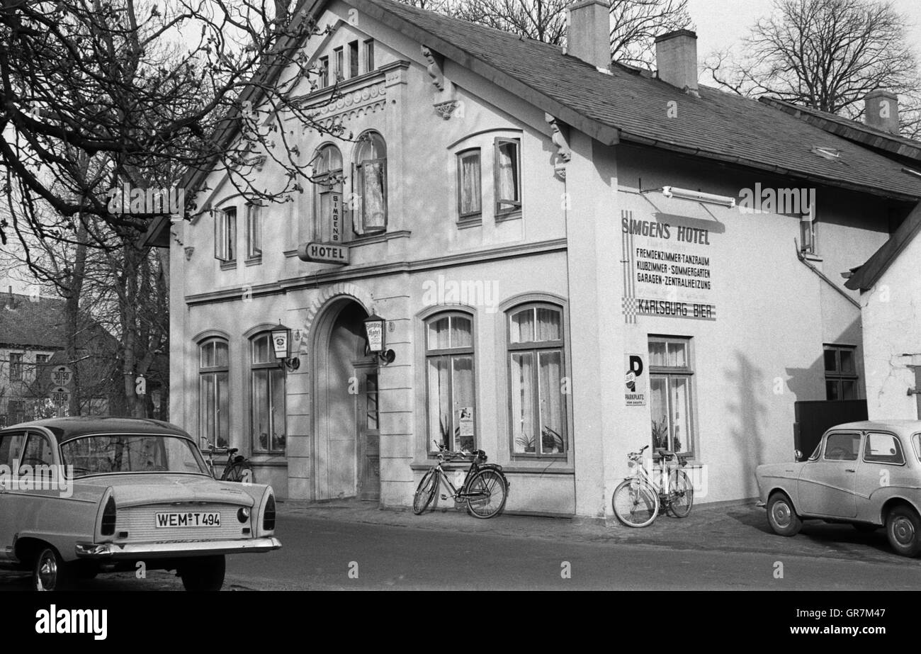 Country house hotel Black and White Stock Photos & Images - Alamy