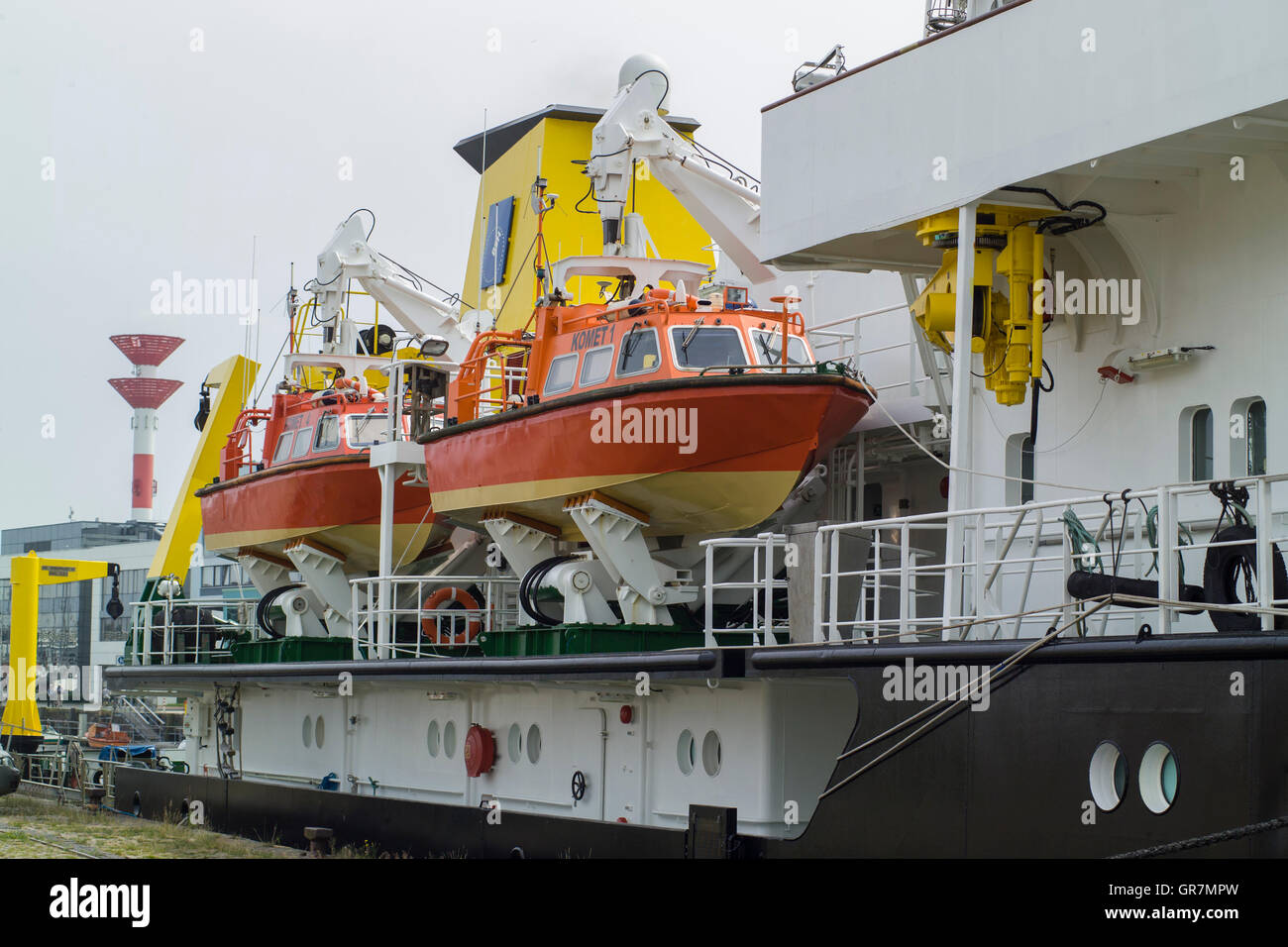 Lifeboat storm waves hi-res stock photography and images - Alamy