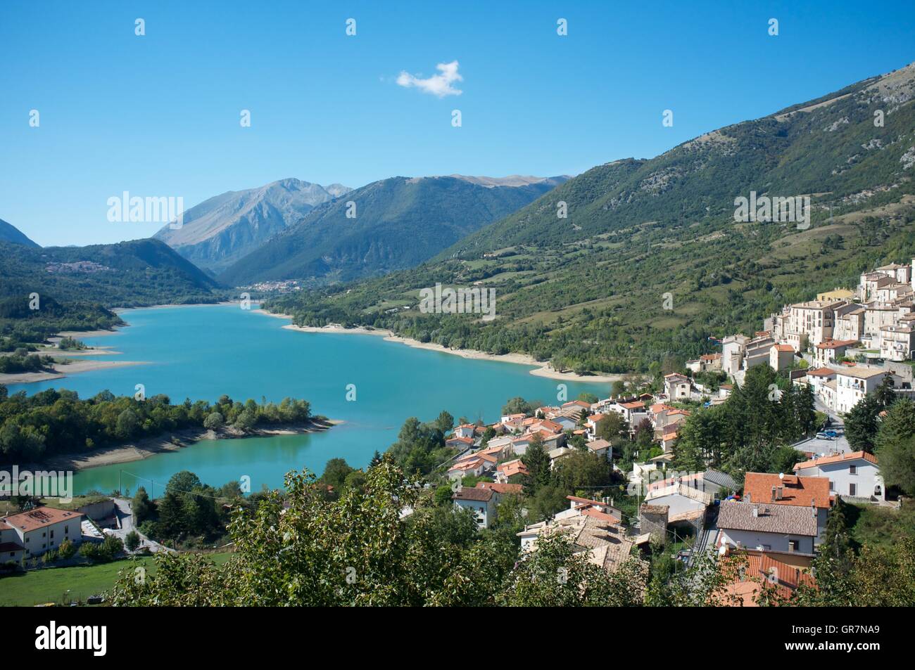 Lago di scanno hi-res stock photography and images - Alamy