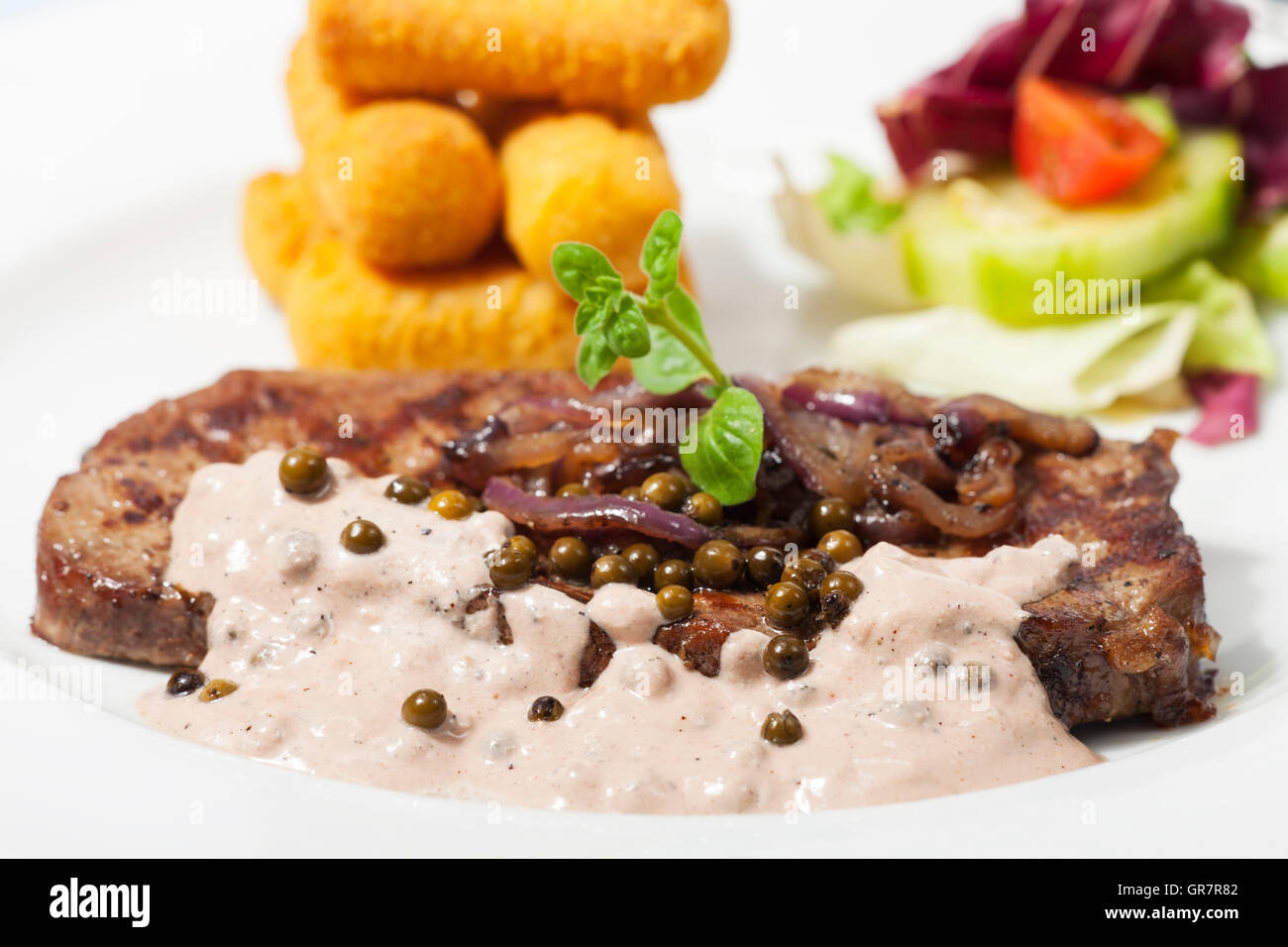 Filet beef with peppercorn sauce hi-res stock photography and images ...