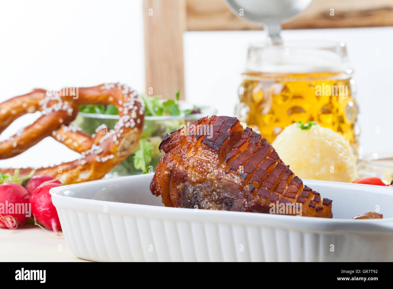 Whole bavarian roasted pork hi-res stock photography and images - Alamy