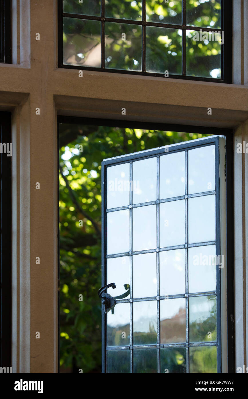 Lead mullion window hi-res stock photography and images - Alamy