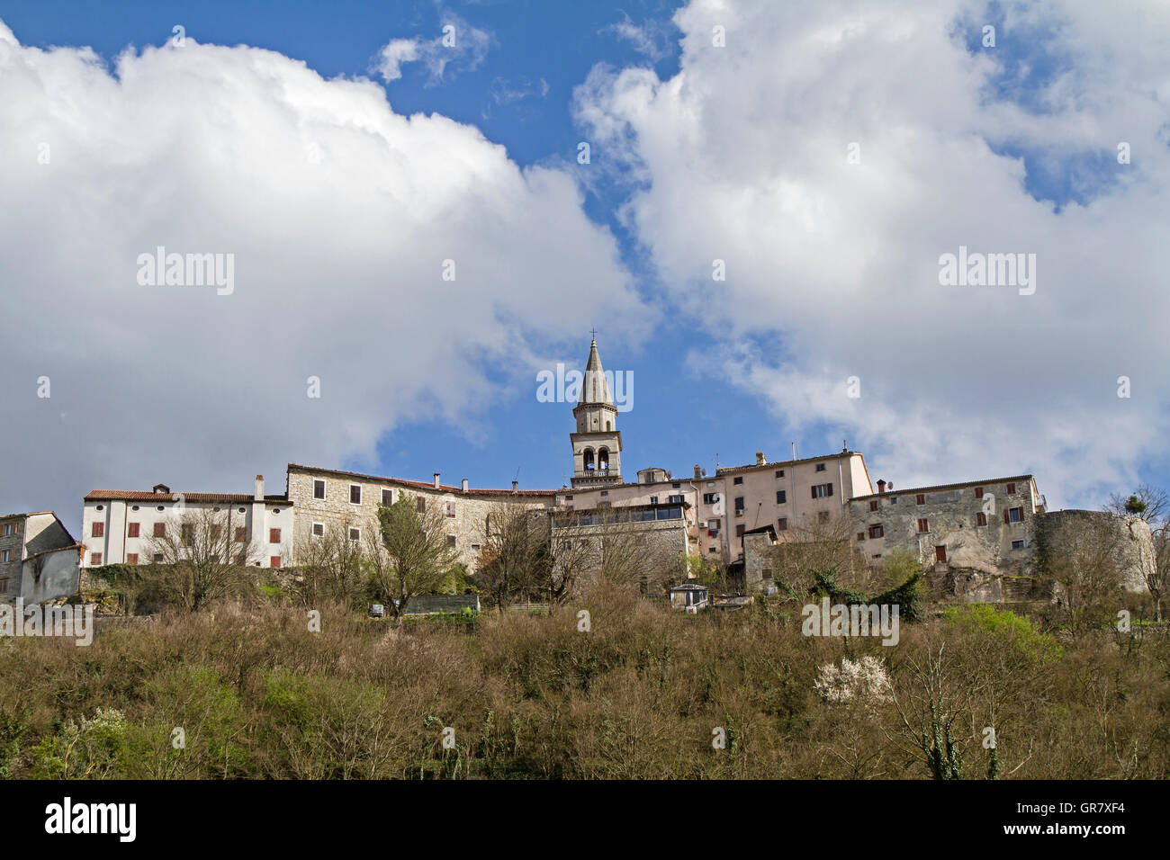 Idyllische Kleine Stadt Auf Einem Hügel Hoch Über Dem Mirnatal - Buzet ...