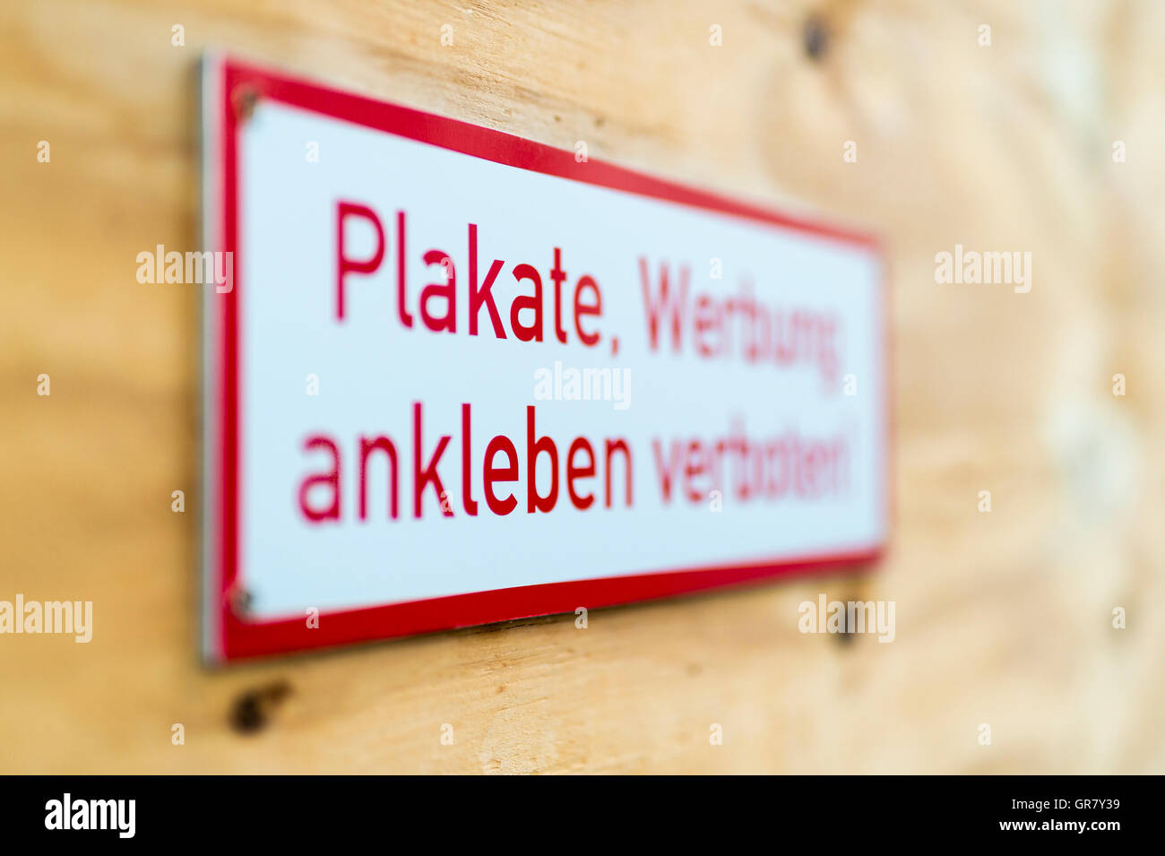 Sign With Advertising Ban On A House Wall Stock Photo - Alamy