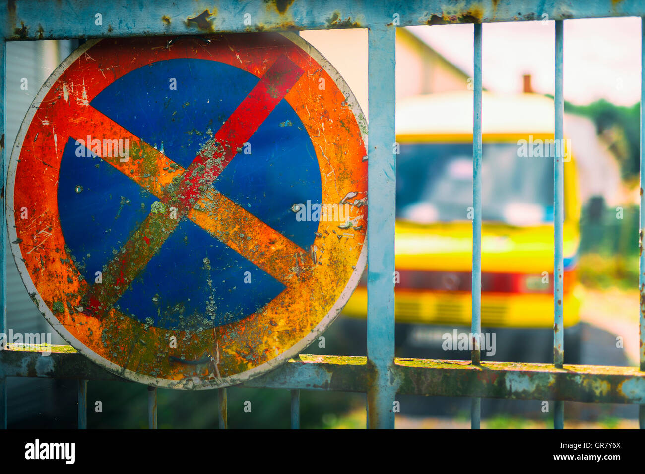 Traffic Sign No Stopping Stock Photo - Alamy