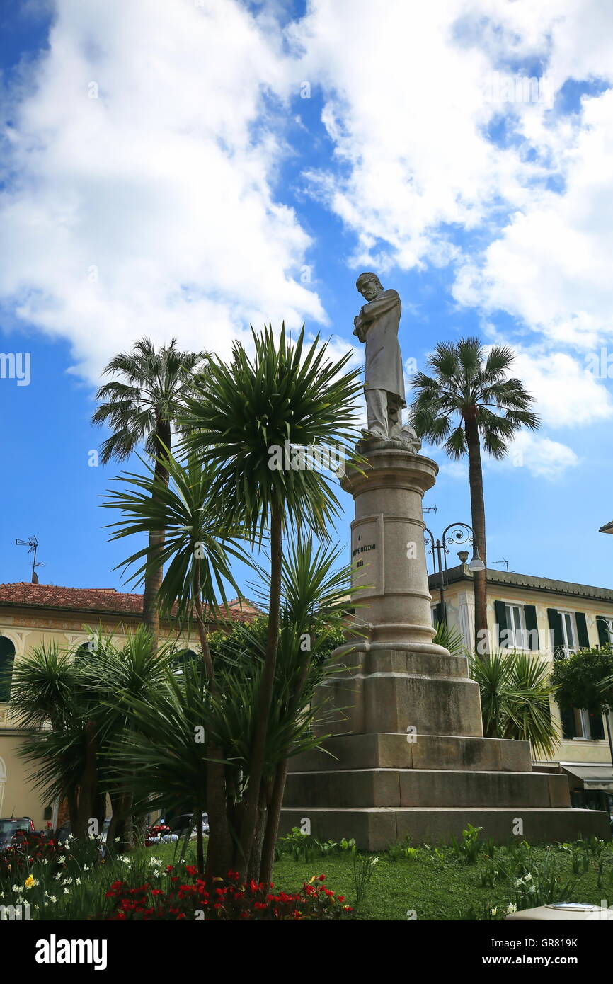 Statue of giuseppe mazzini hi-res stock photography and images - Alamy