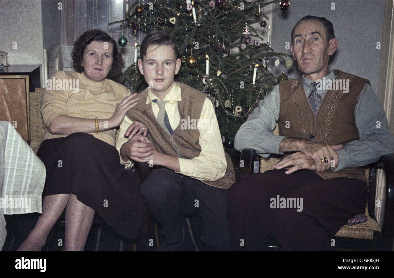Historical family group hi-res stock photography and images - Alamy