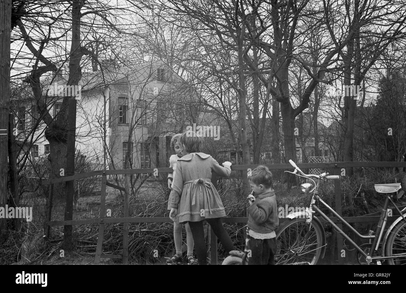 Children play 1965 hi-res stock photography and images - Alamy