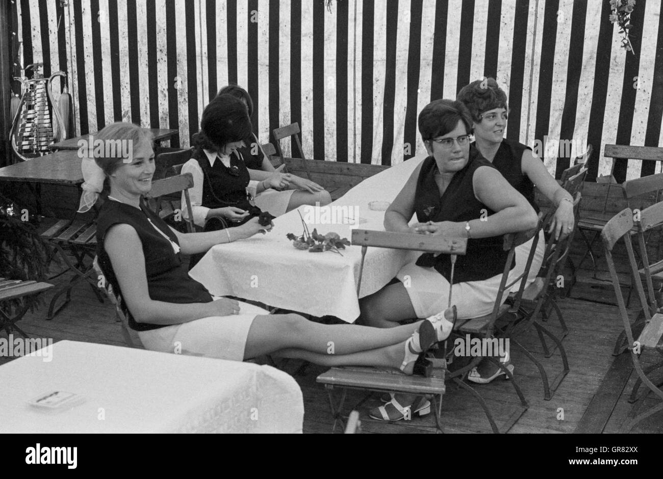 Underage girls hi-res stock photography and images - Alamy