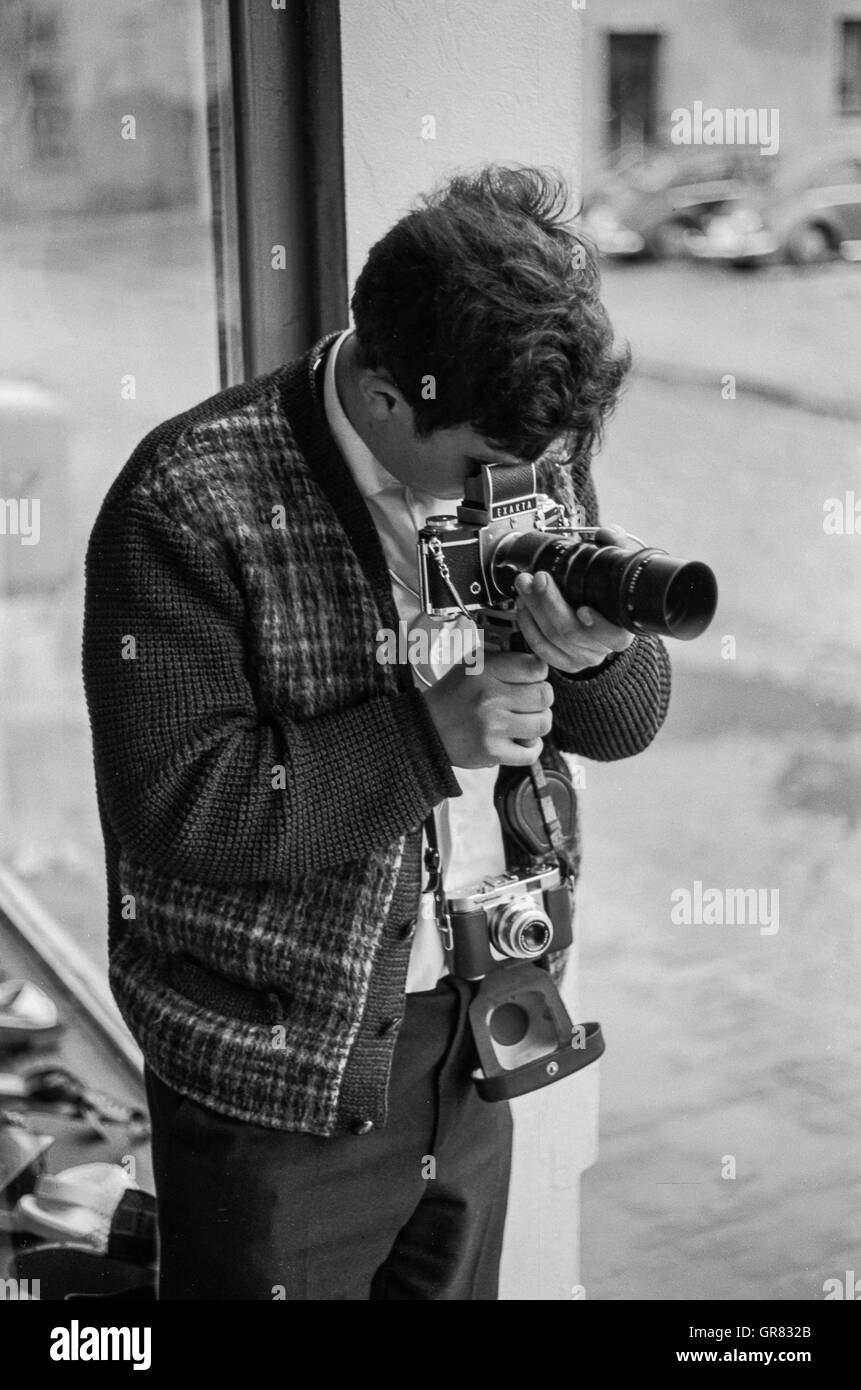 Black and white photographer 1970 hi-res stock photography and images ...