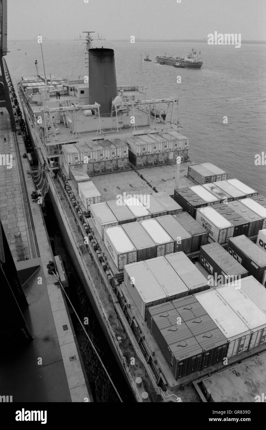 Maru Black and White Stock Photos & Images - Alamy