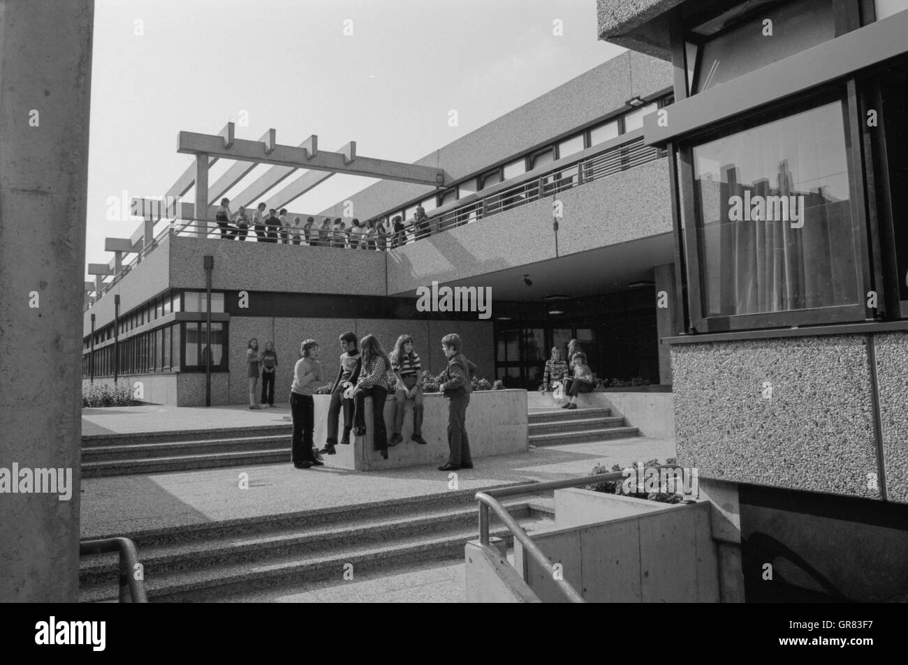 School Building 1967 Bw Stock Photo - Alamy