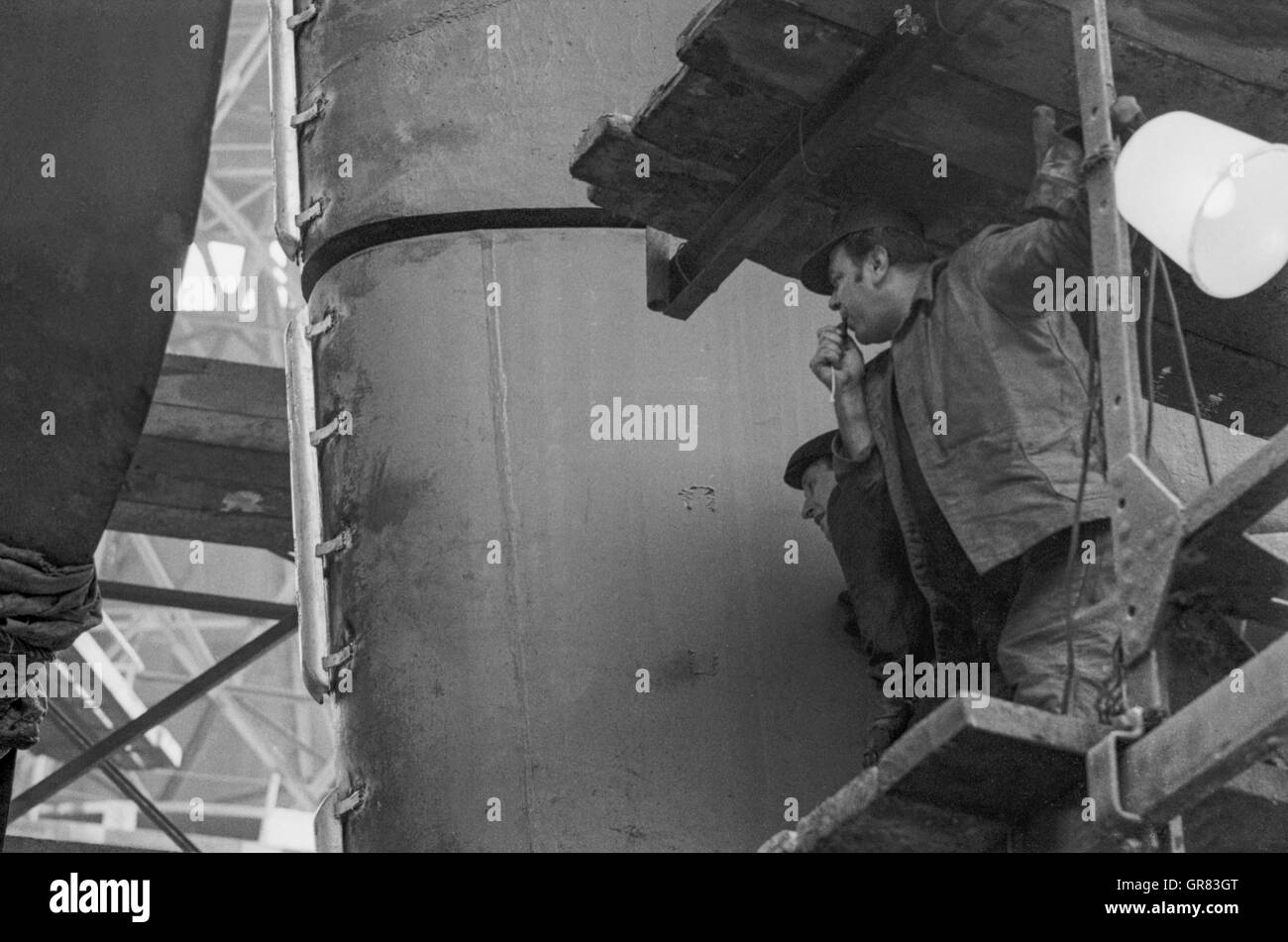 Shipyard workers hi-res stock photography and images - Alamy