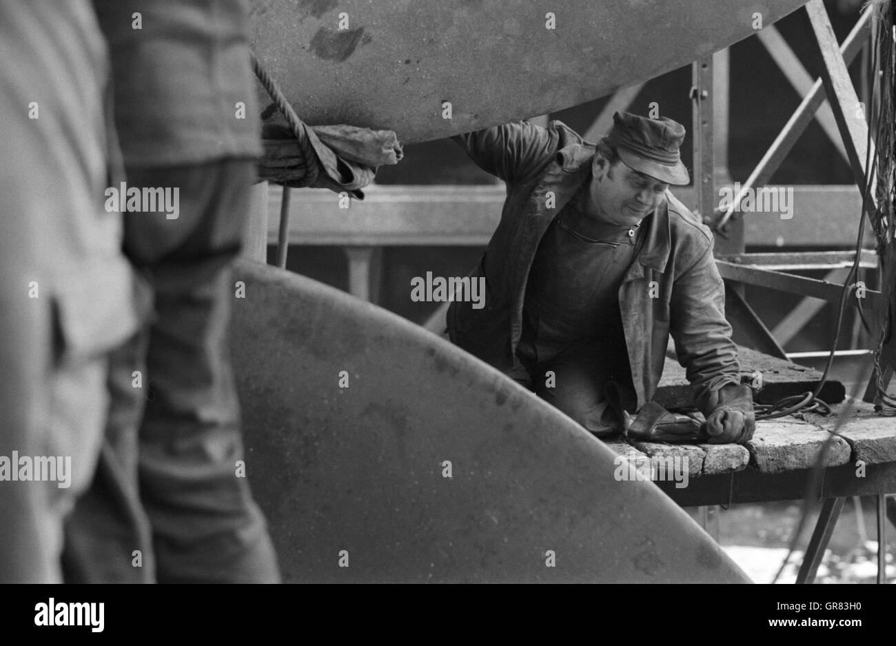 Shipyard workers Black and White Stock Photos & Images - Alamy