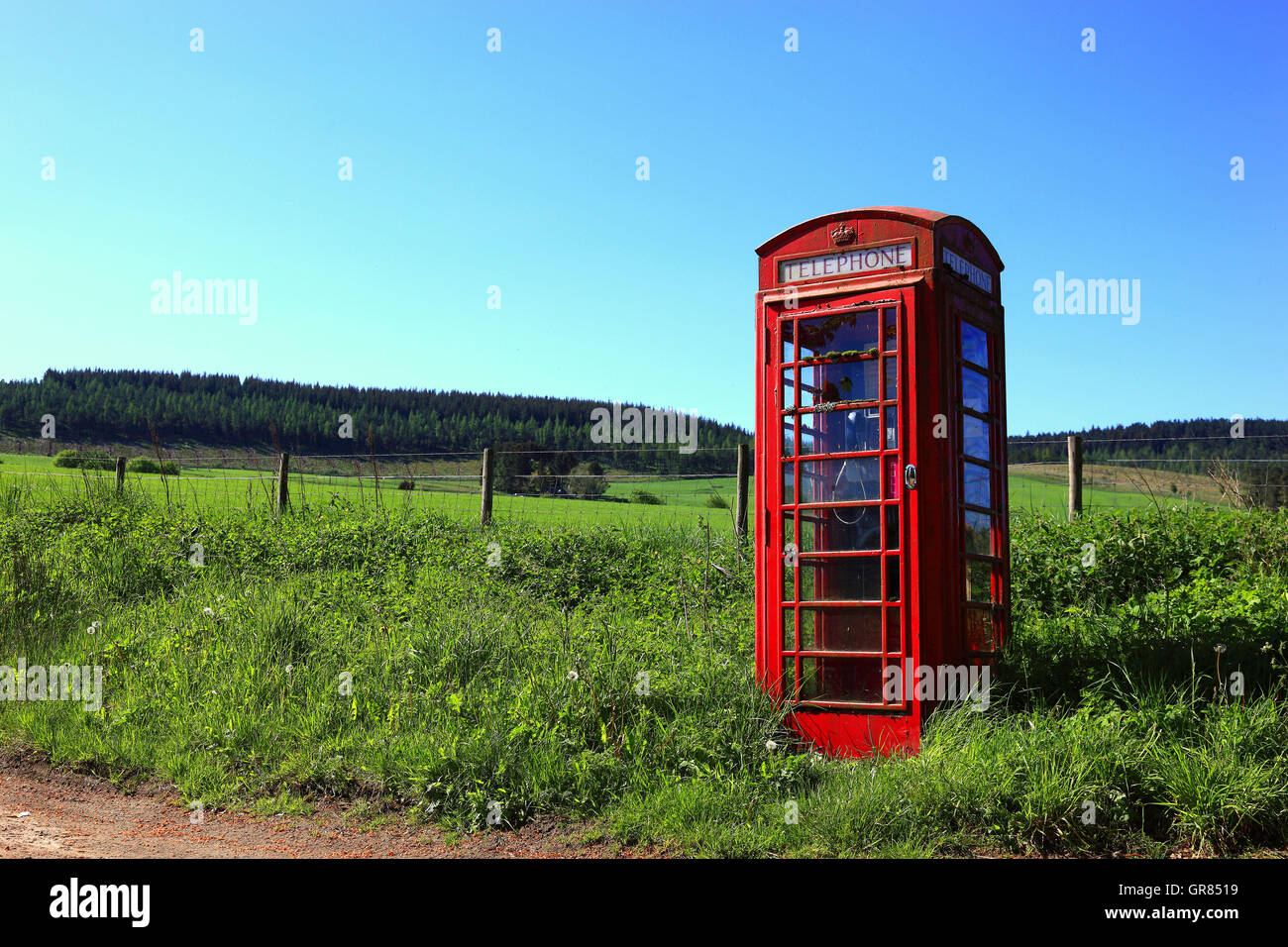 Red telephone box in green scenery hi-res stock photography and images ...