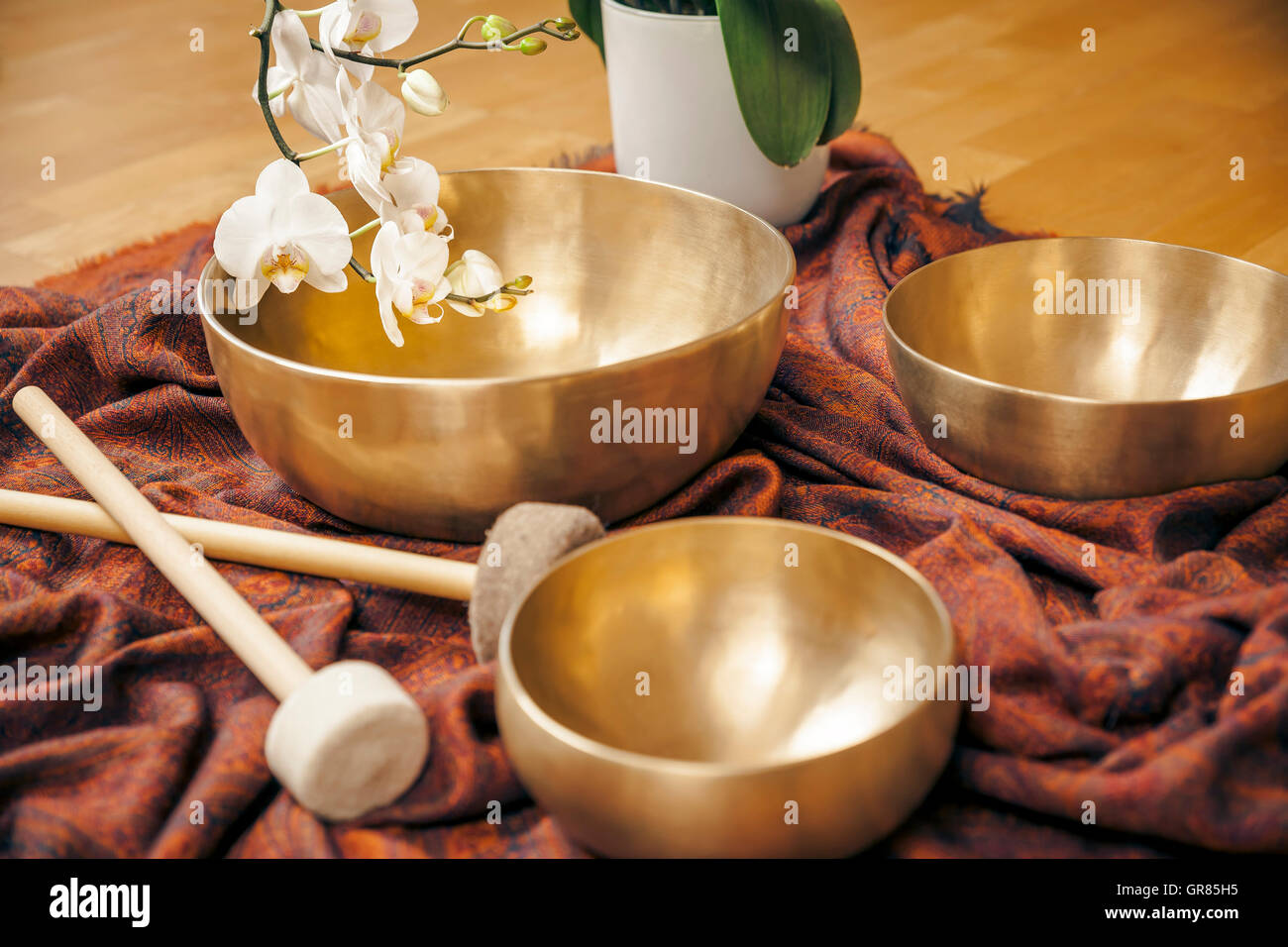 Sound bowls hi-res stock photography and images - Alamy