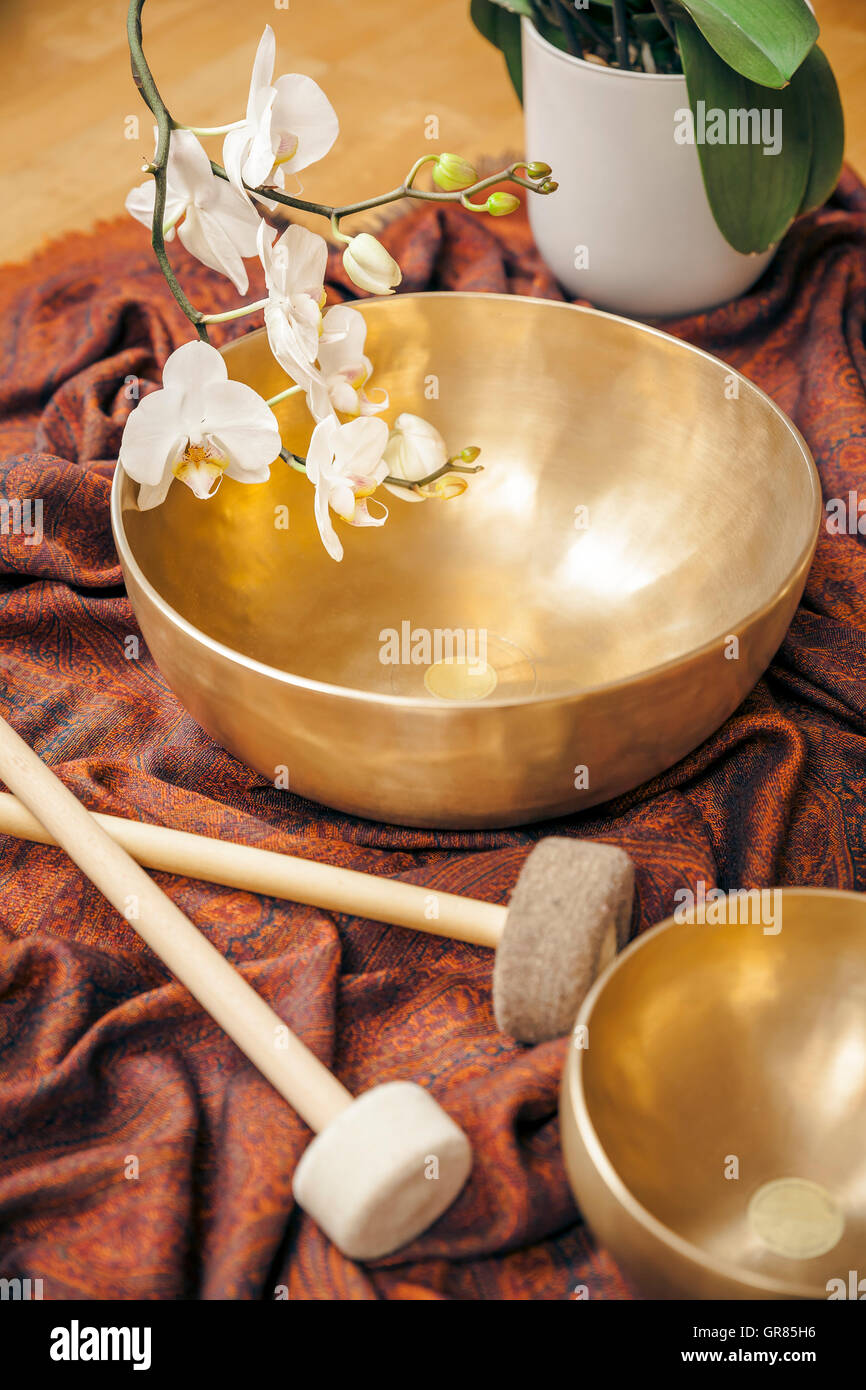Sound bowls hi-res stock photography and images - Alamy
