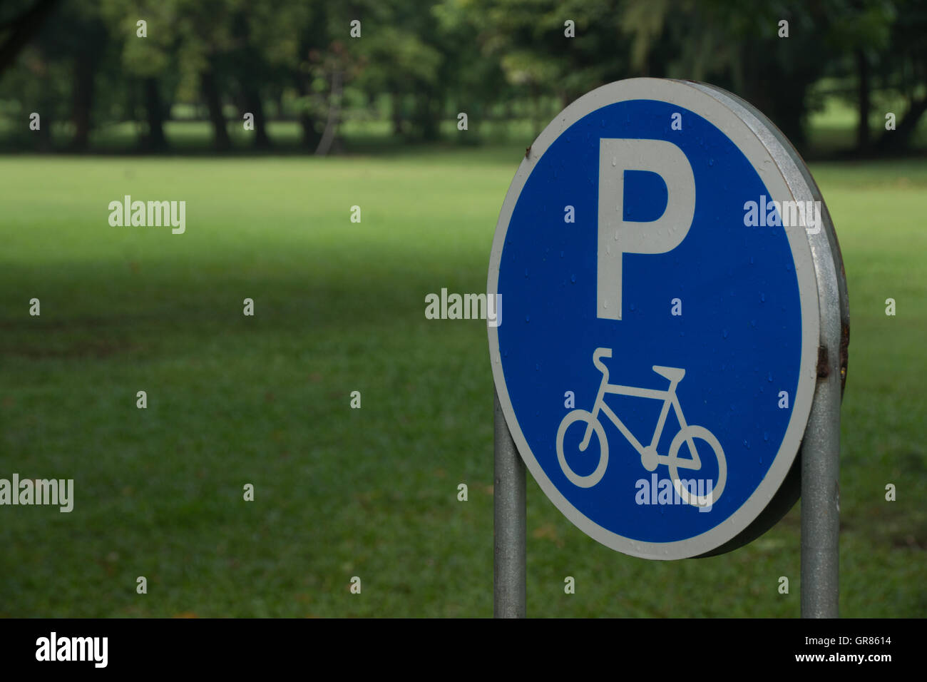 bicycle parking sign in a park Stock Photo - Alamy