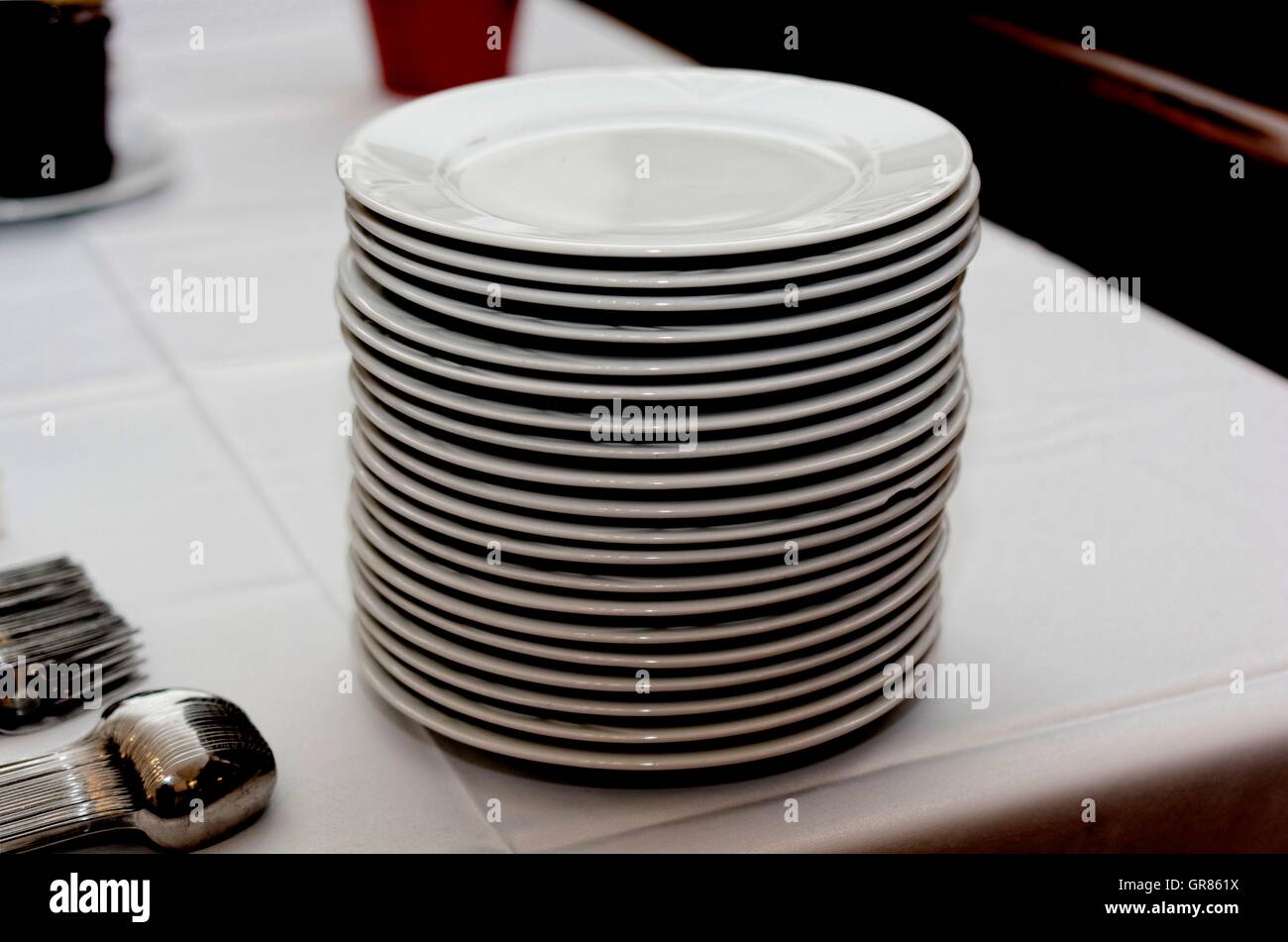Stack of plates hi-res stock photography and images - Alamy