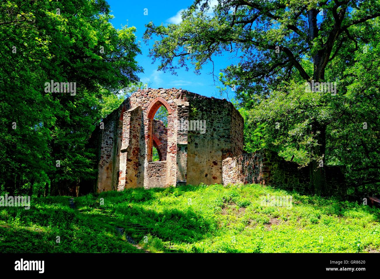 Structures in ruins hi-res stock photography and images - Alamy
