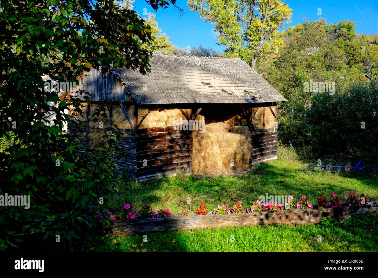 Haystacks and barn hi-res stock photography and images - Alamy