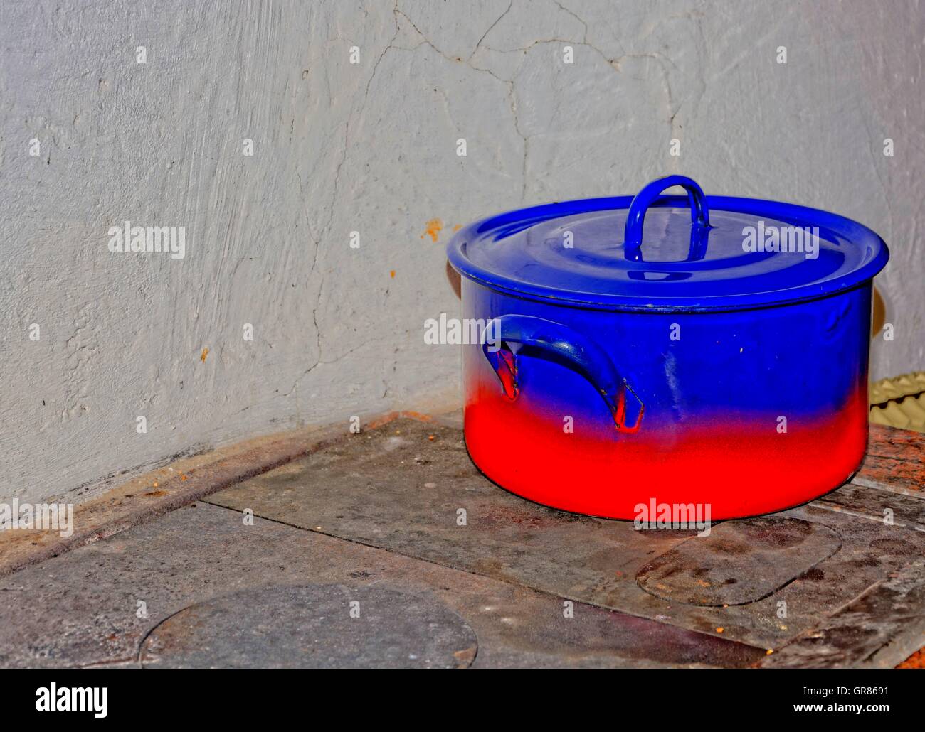 Cooking vessel on stove hi-res stock photography and images - Alamy