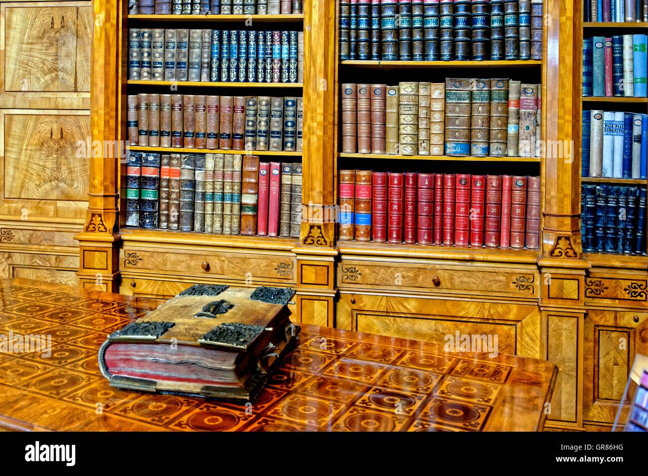 Monastery library hi-res stock photography and images - Alamy