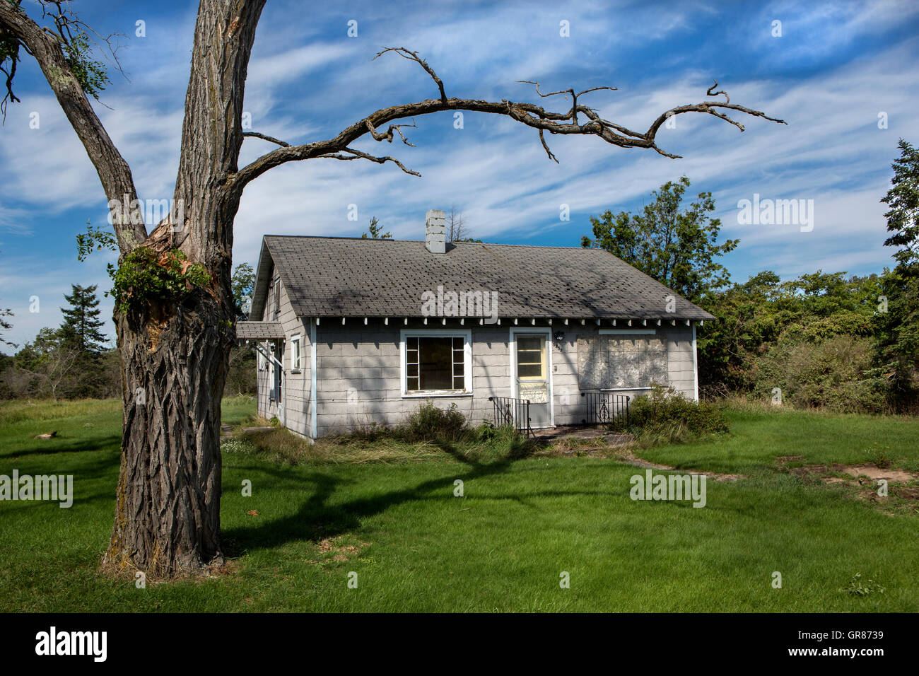 American cottage hi-res stock photography and images - Alamy