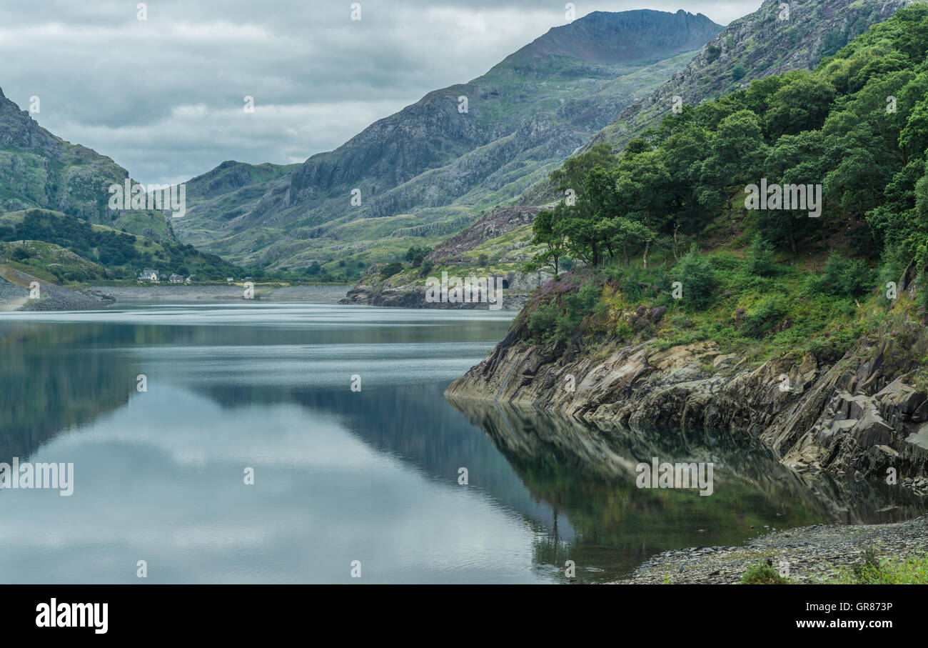Snowdonia view from the lakeside at Llanberis in North Wales Stock ...