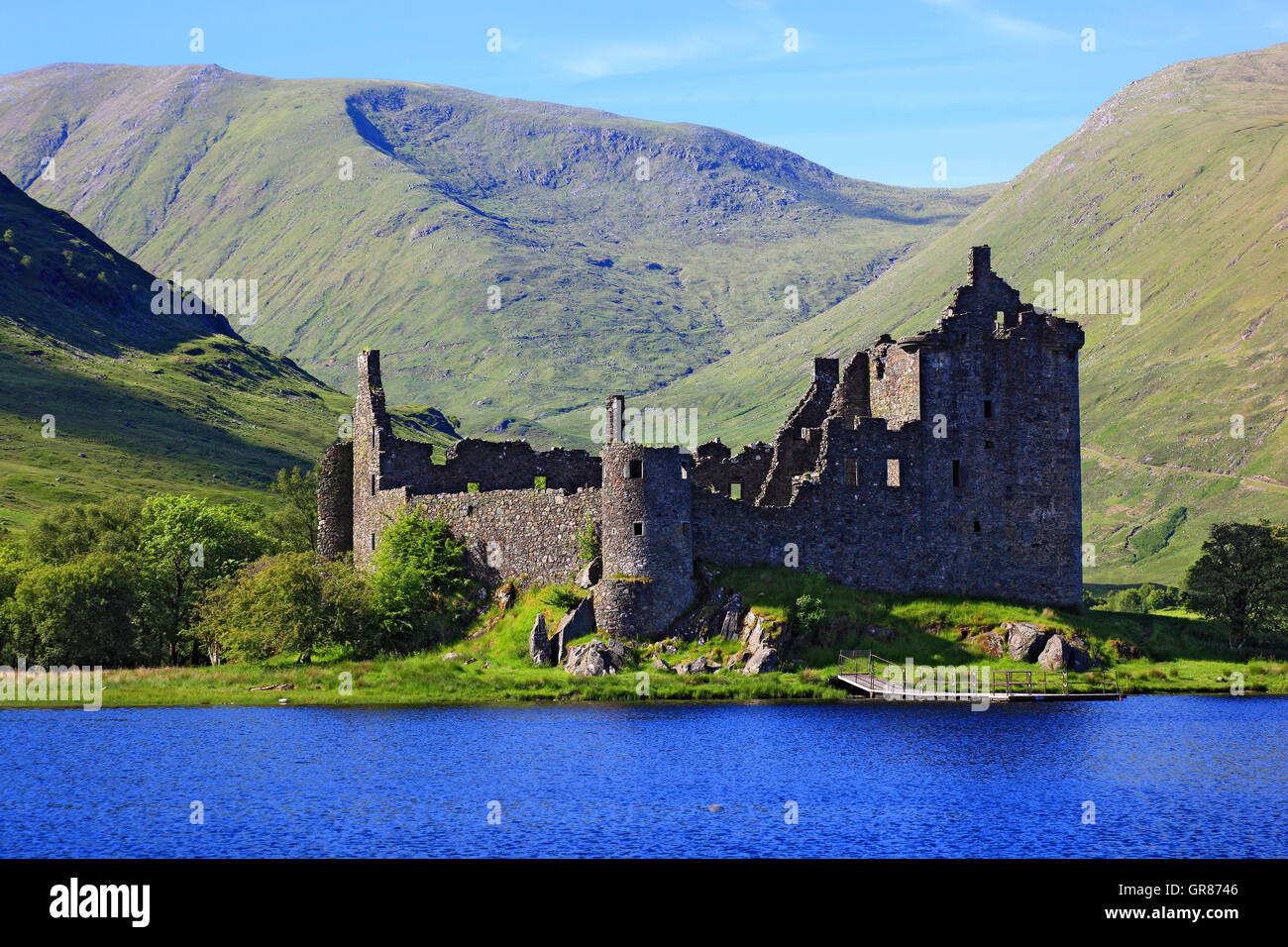 Scotland, ruin Kilchurn Castle with look about the Loch Awe Stock Photo ...