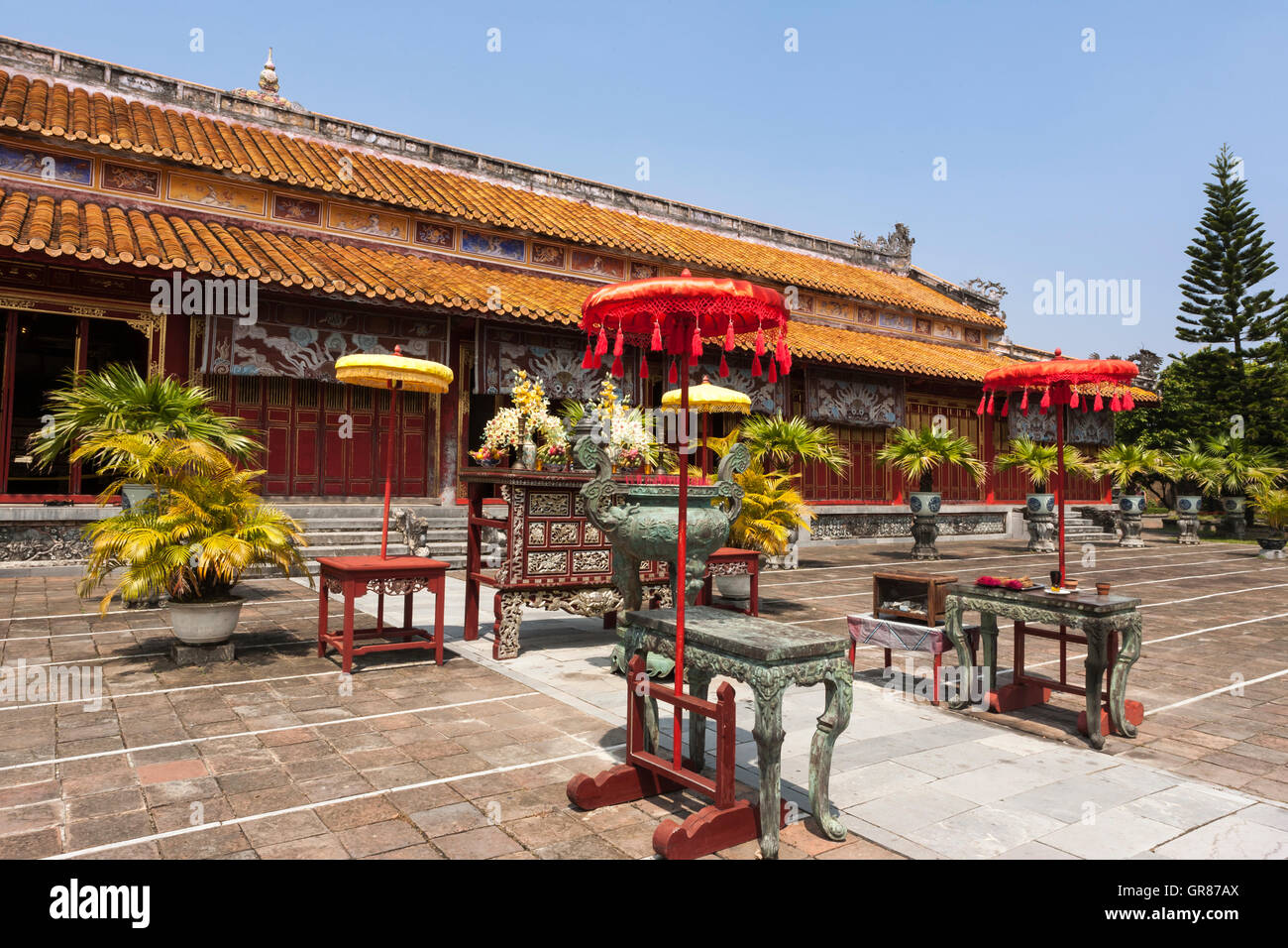 Courtyard outside The Mieu Temple, Imperial City, Hue, Viet Nam Stock ...